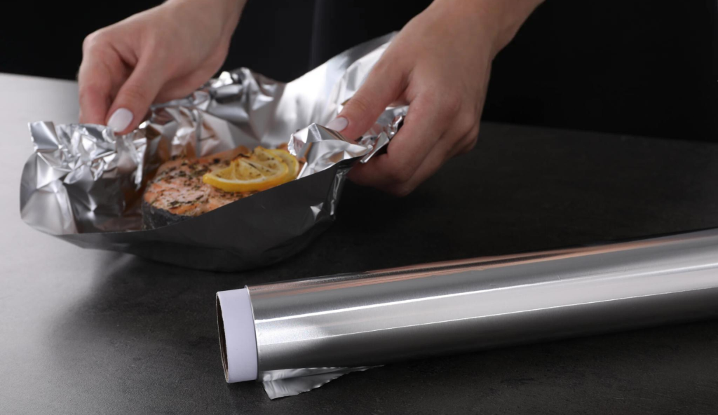 Does aluminum foil leach into food